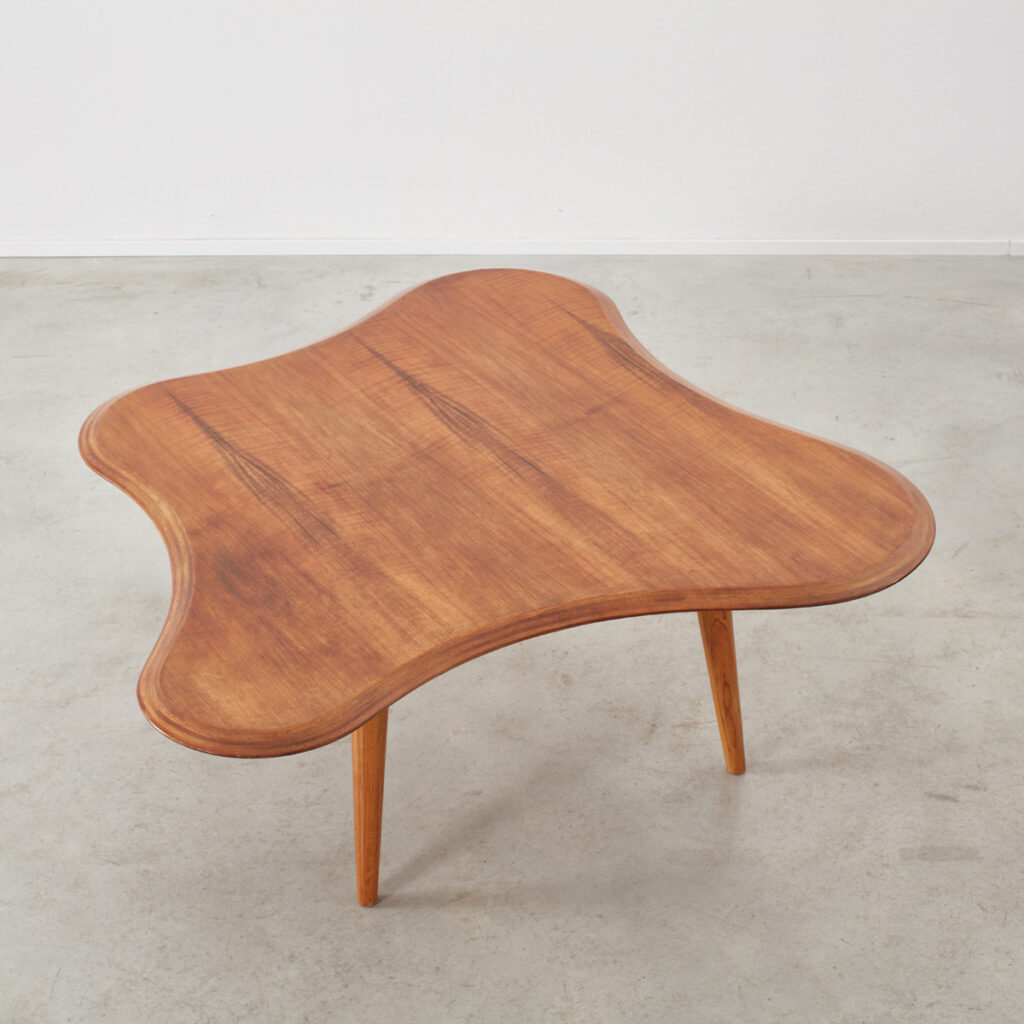Neil Morris walnut Cloud table | Béton Brut