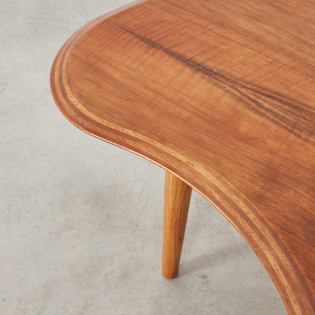 Neil Morris walnut Cloud table | Béton Brut